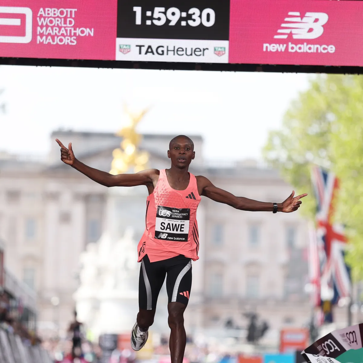 Sabastian Sawe bate recorde mundial com 1h59min30s na Maratona de ...